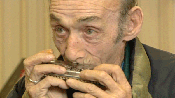 'Harmonica Man' Andy Mackie dies | king5.com