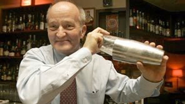 Beloved bartender Murray Stenson out of the hospital | king5.com