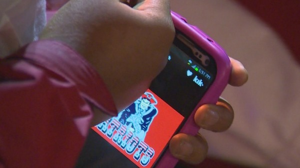 Knock-down, drag-out attempts to steal cell phones in Seattle | king5.com