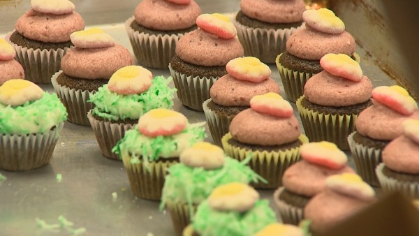 Bellevue high school senior opens bakery to pay for college | king5.com