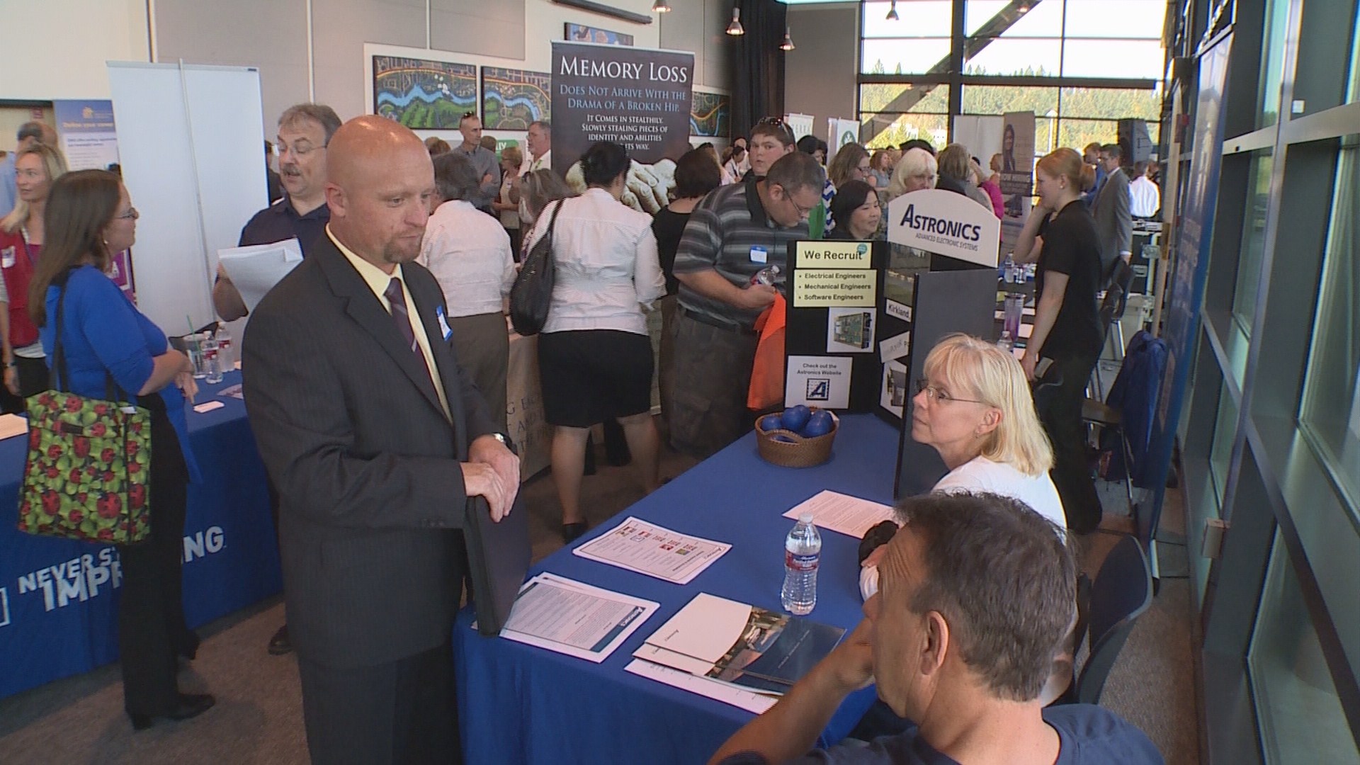 Oso job seekers attend career fair | king5.com