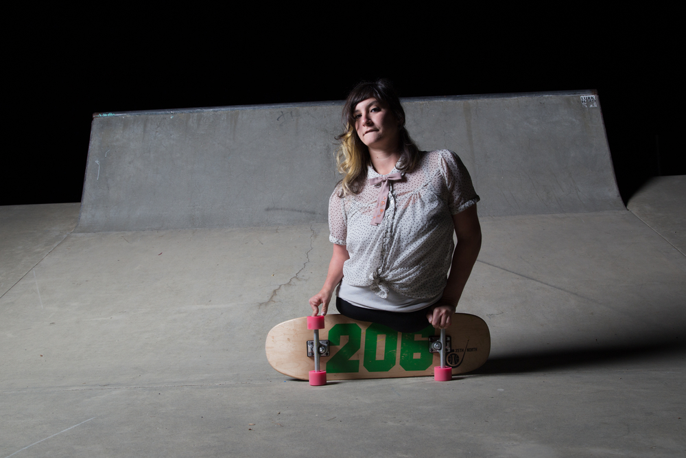 Seattle indie-rocker Mindie Lind performs | king5.com