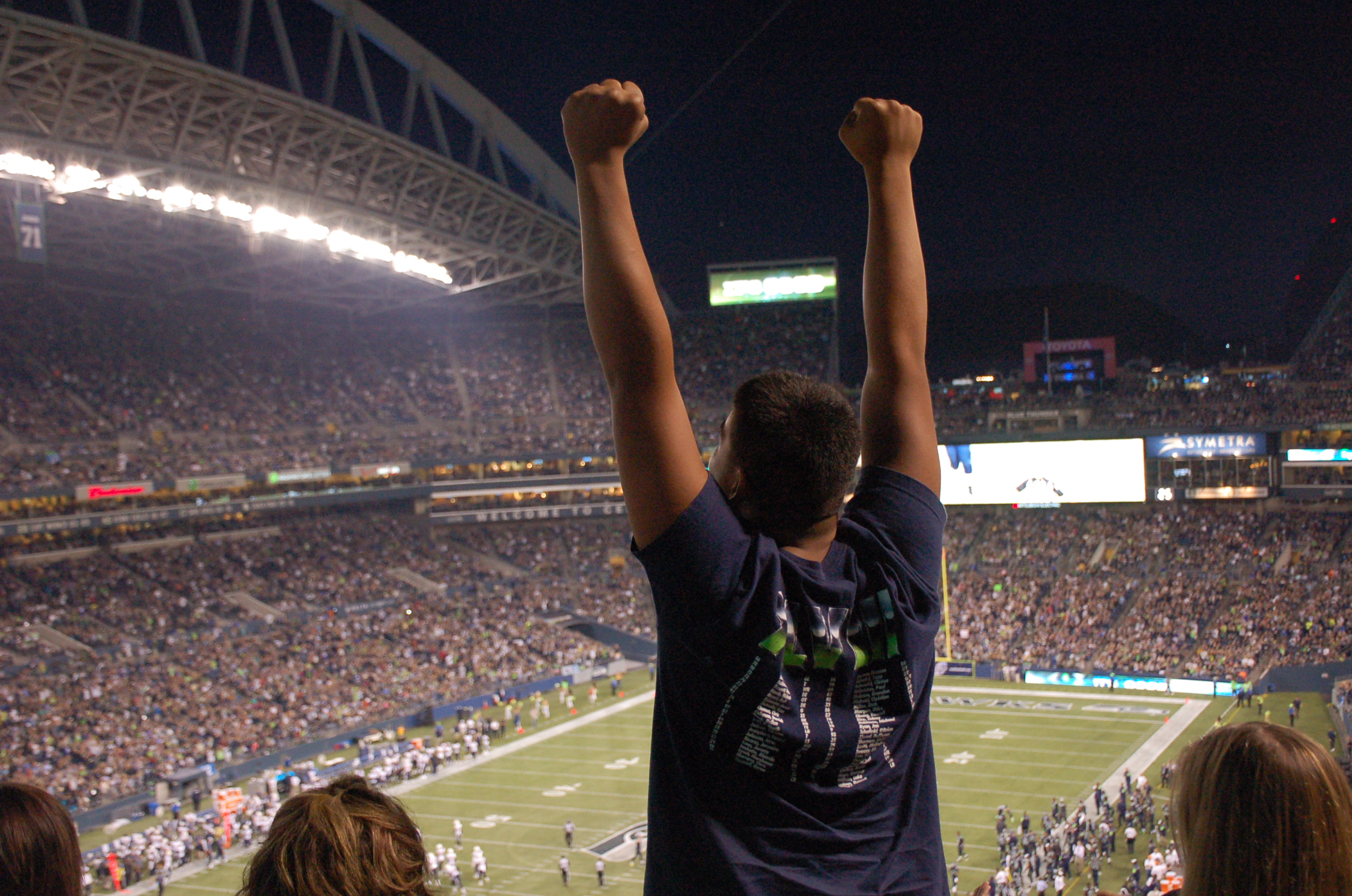 NFL deploys better stadium Wi-Fi, including CenturyLink Field | king5.com