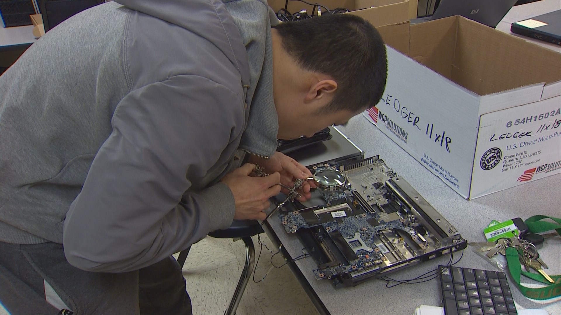 Tacoma students leading laptop refurbishing project | king5.com