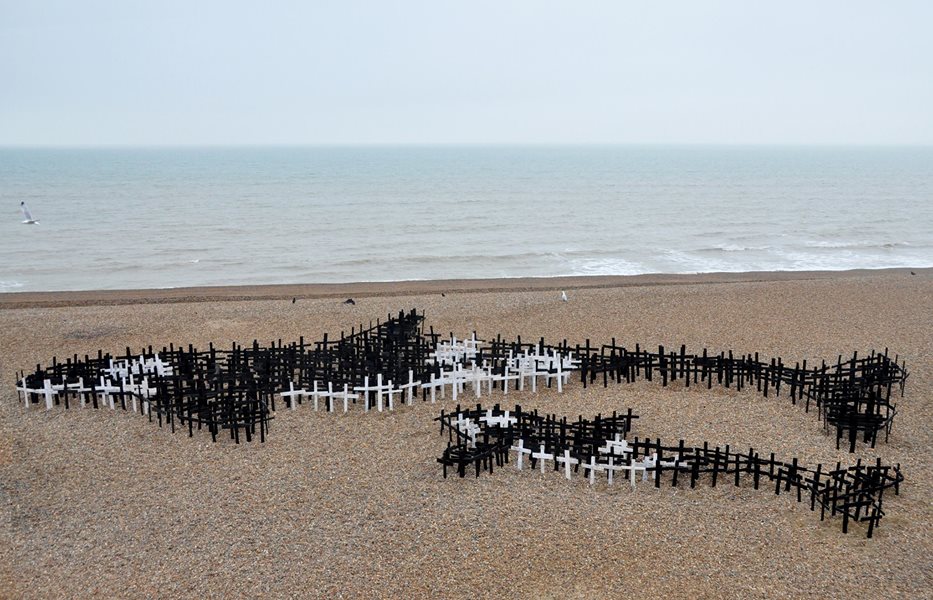 'Graveyard' sculpture highlights plight of captive whales | king5.com