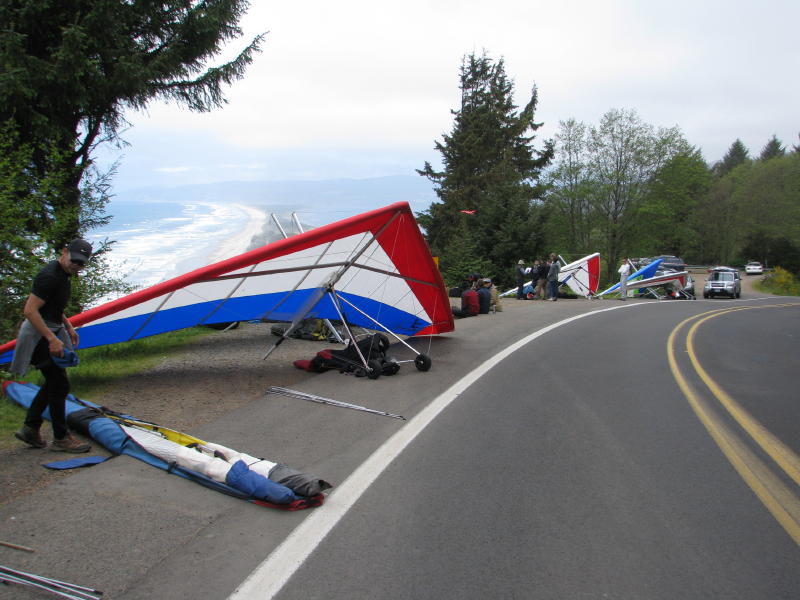 Explore the PNW: Hang gliders, paragliders at Cape Lookout | king5.com