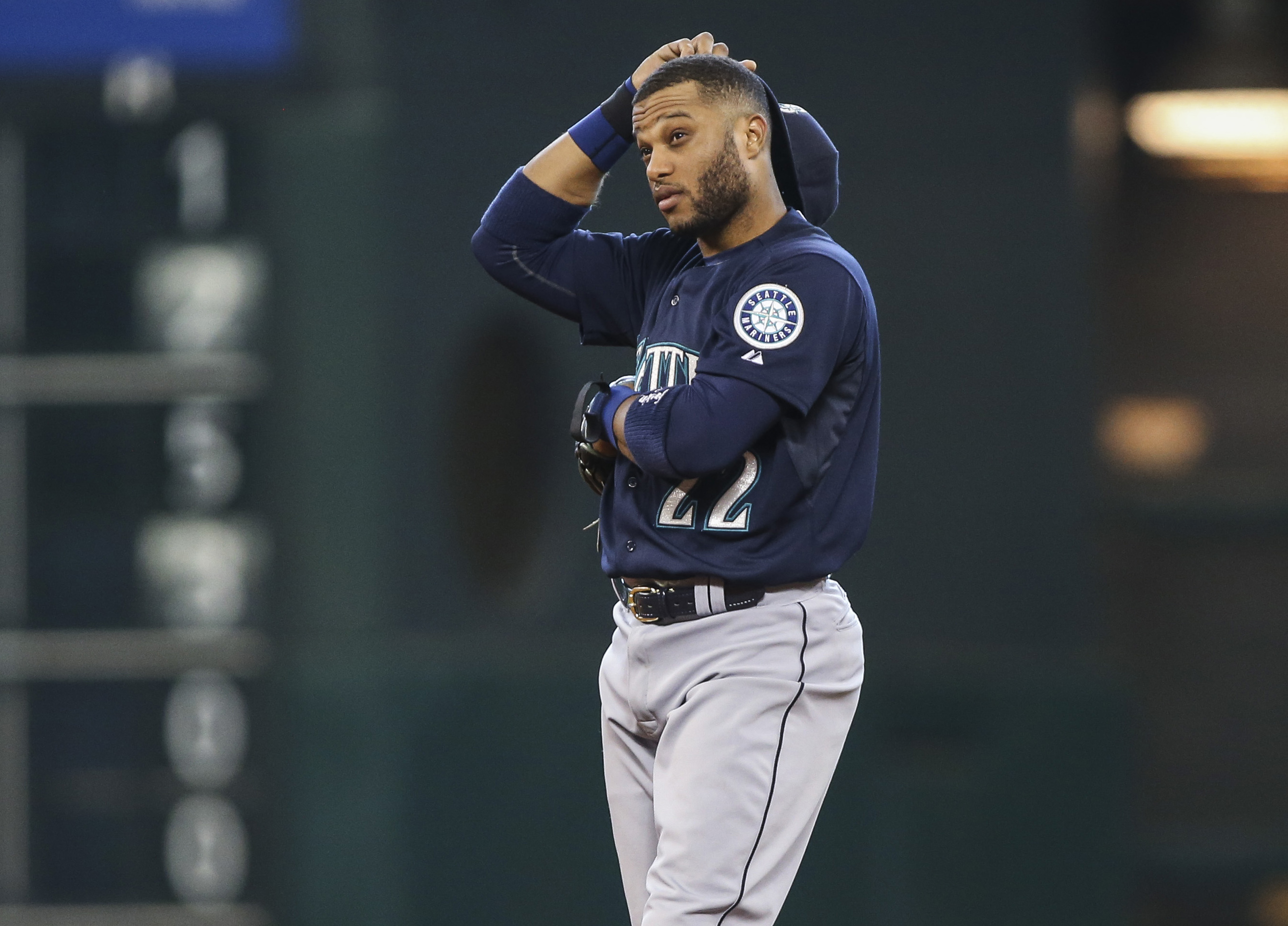 Mariners' Cano hit in head by Angels' warmup ball, exits | king5.com