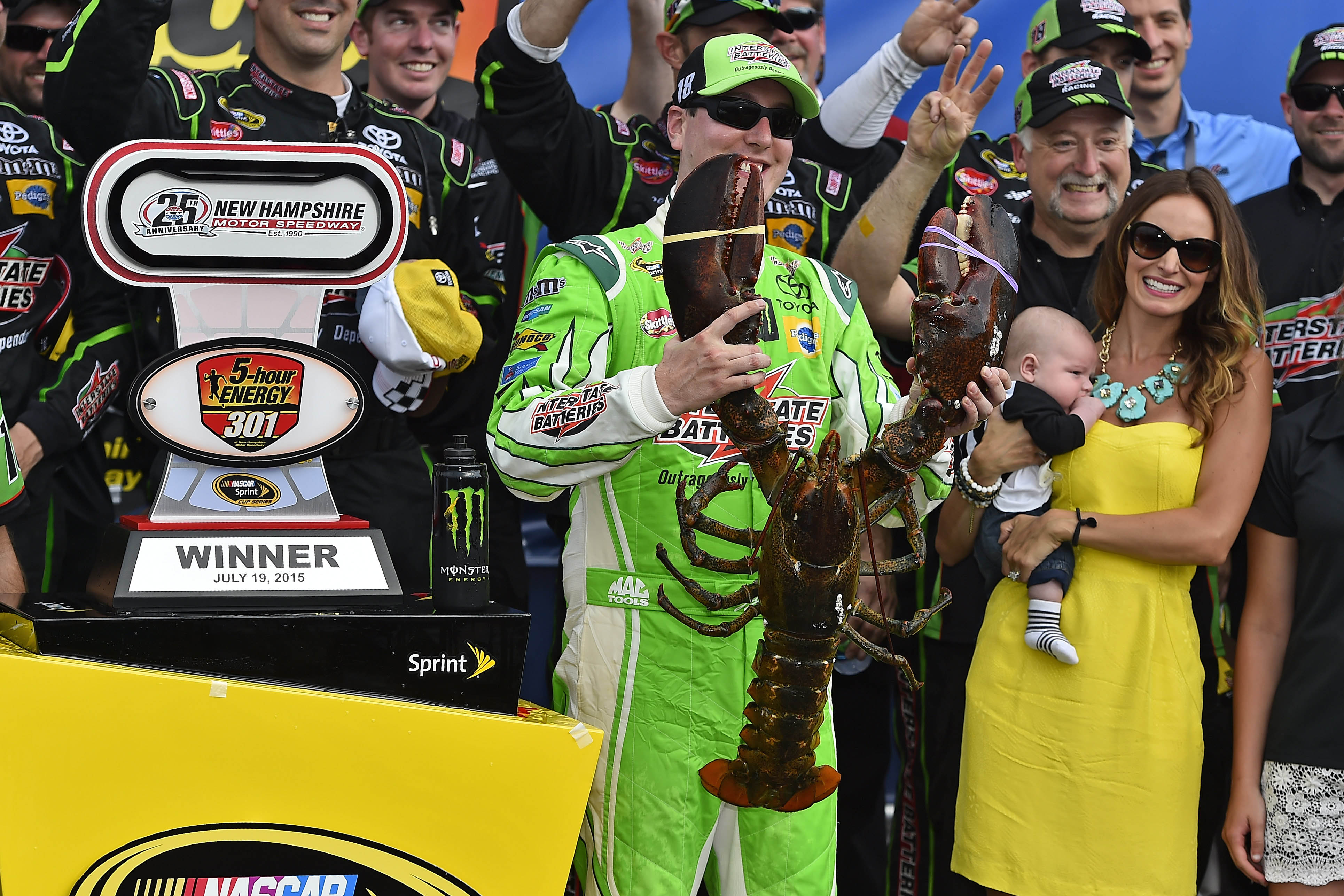 Kyle Busch races to 3rd win of year, closer to Chase | king5.com
