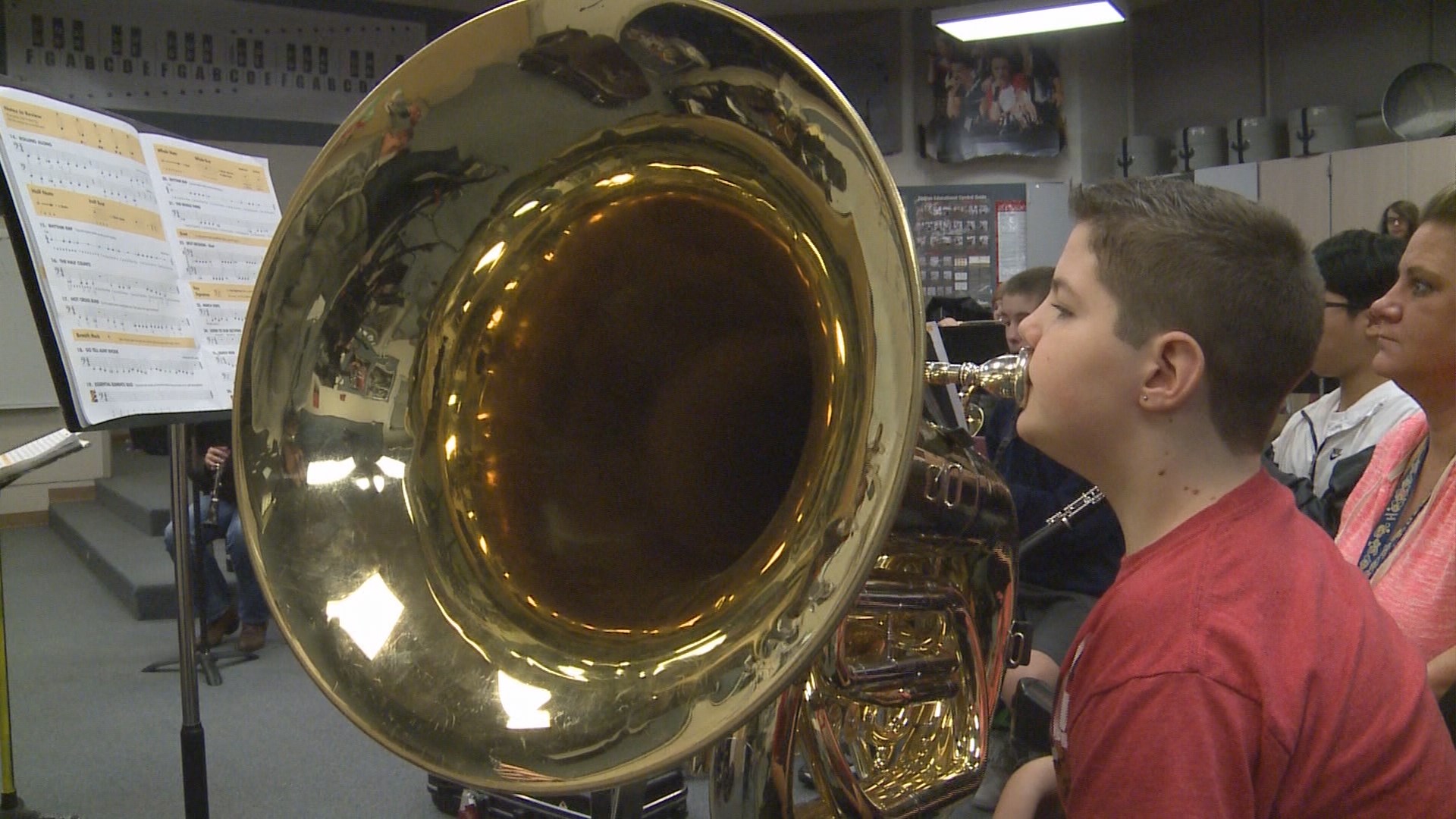 Inspiring 7th grader plays tuba with his feet | king5.com