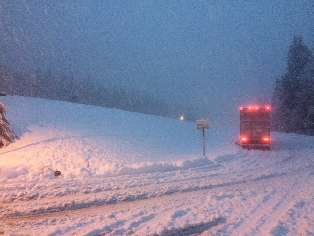 Heavy snow causes treacherous travel on I-90 | king5.com