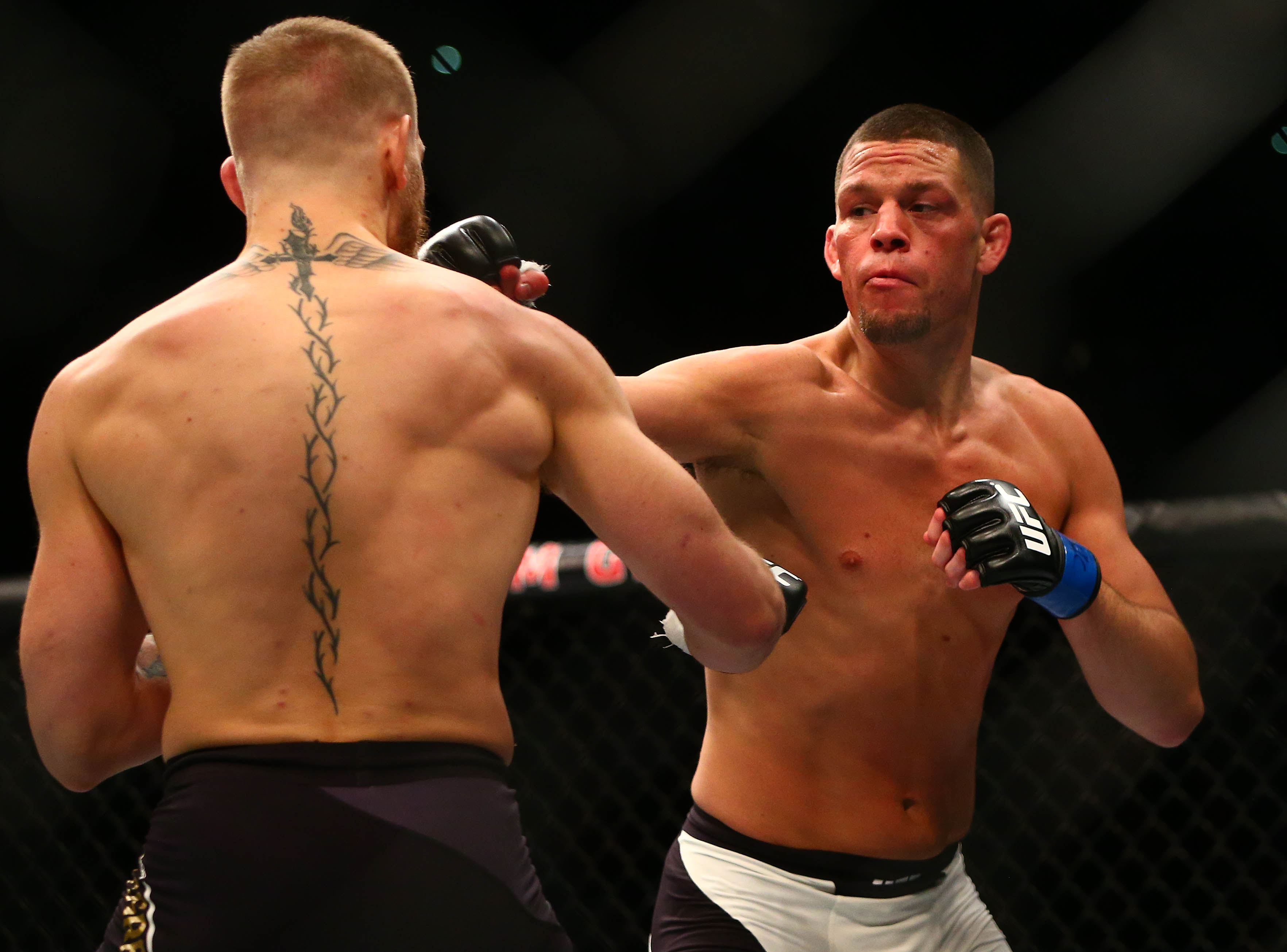 Nate Diaz stuns Conor McGregor by submission at UFC 196 | king5.com