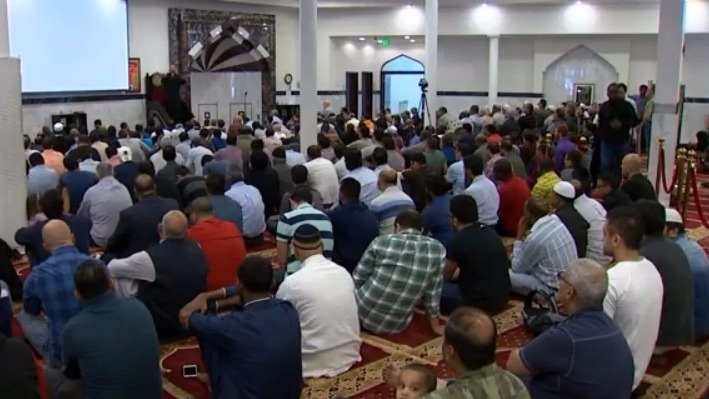 Hundreds honor Muhammad Ali at Redmond Mosque | king5.com