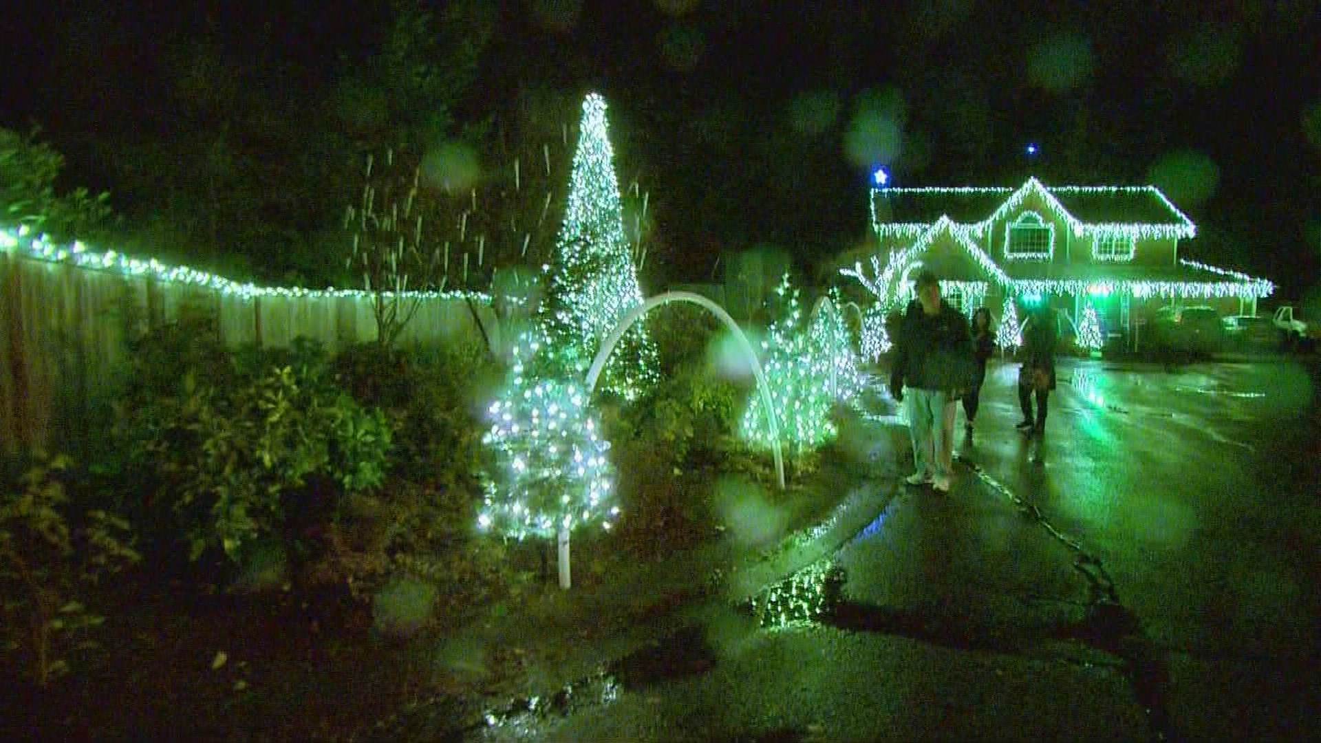 Maple Valley lights display to benefit family of fallen officer | king5.com