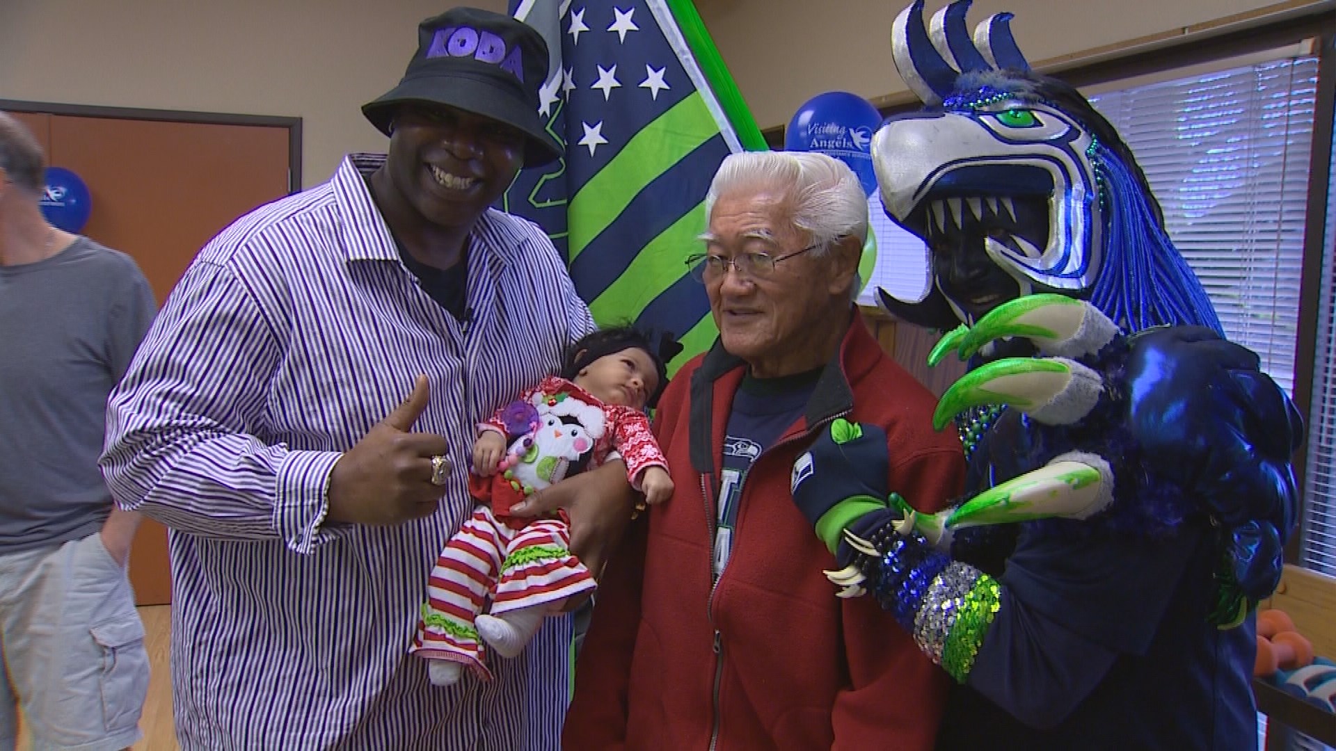 Former Seahawks spread cheer at Lakewood senior center | 9news.com