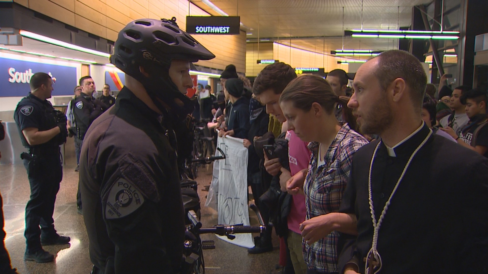 Thousands protest immigrant ban at Sea-Tac | king5.com