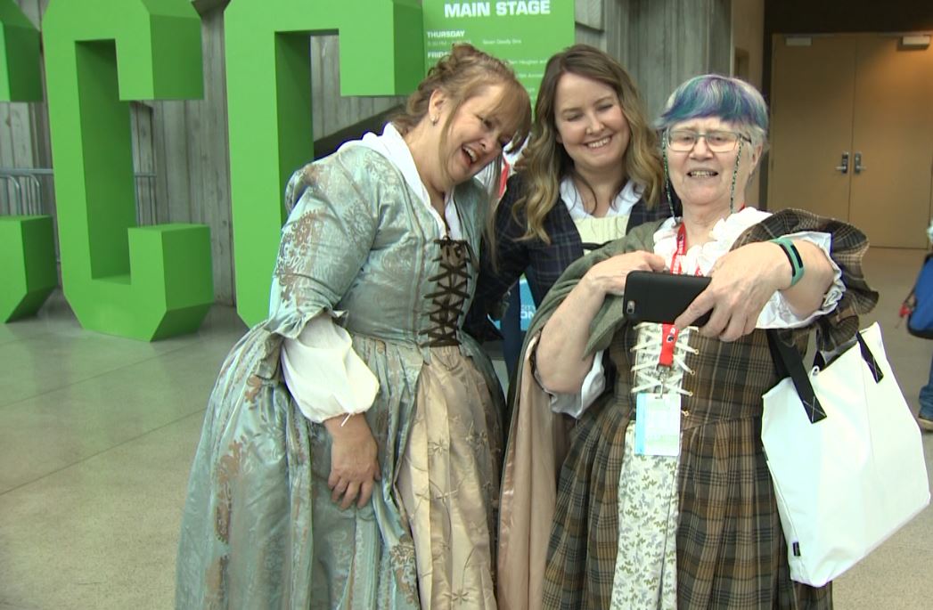 Local 'Outlander' fans bring the tartan to Emerald City Comicon | king5.com
