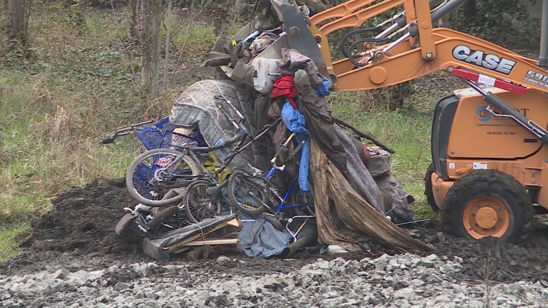 Homeless camp cleanup crews try to sort trash from belongings | king5.com