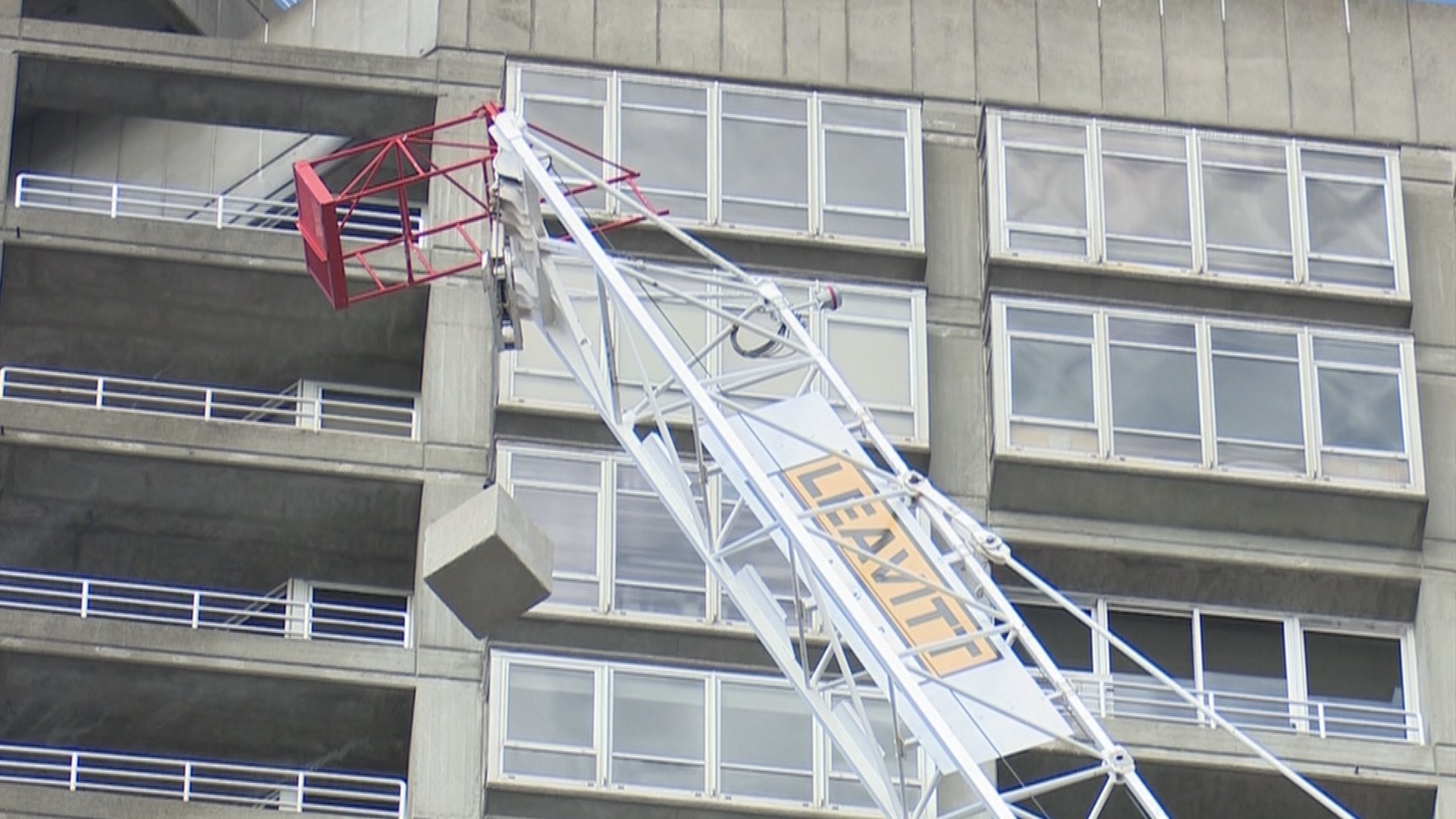Labor and Industries investigates Seattle crane cable accident | king5.com