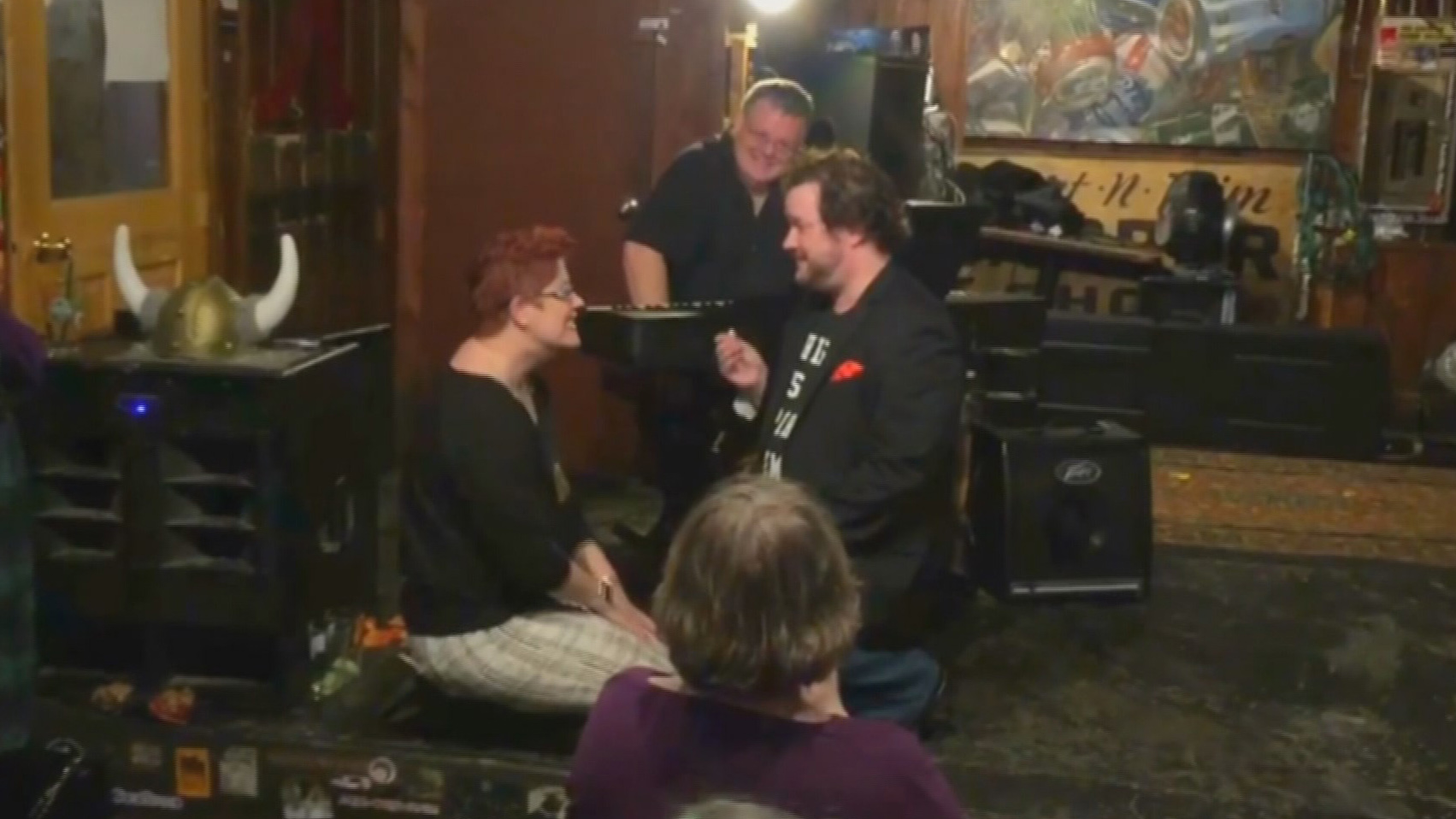 Opera on Tap singer proposes in Seattle's Blue Moon Tavern | king5.com