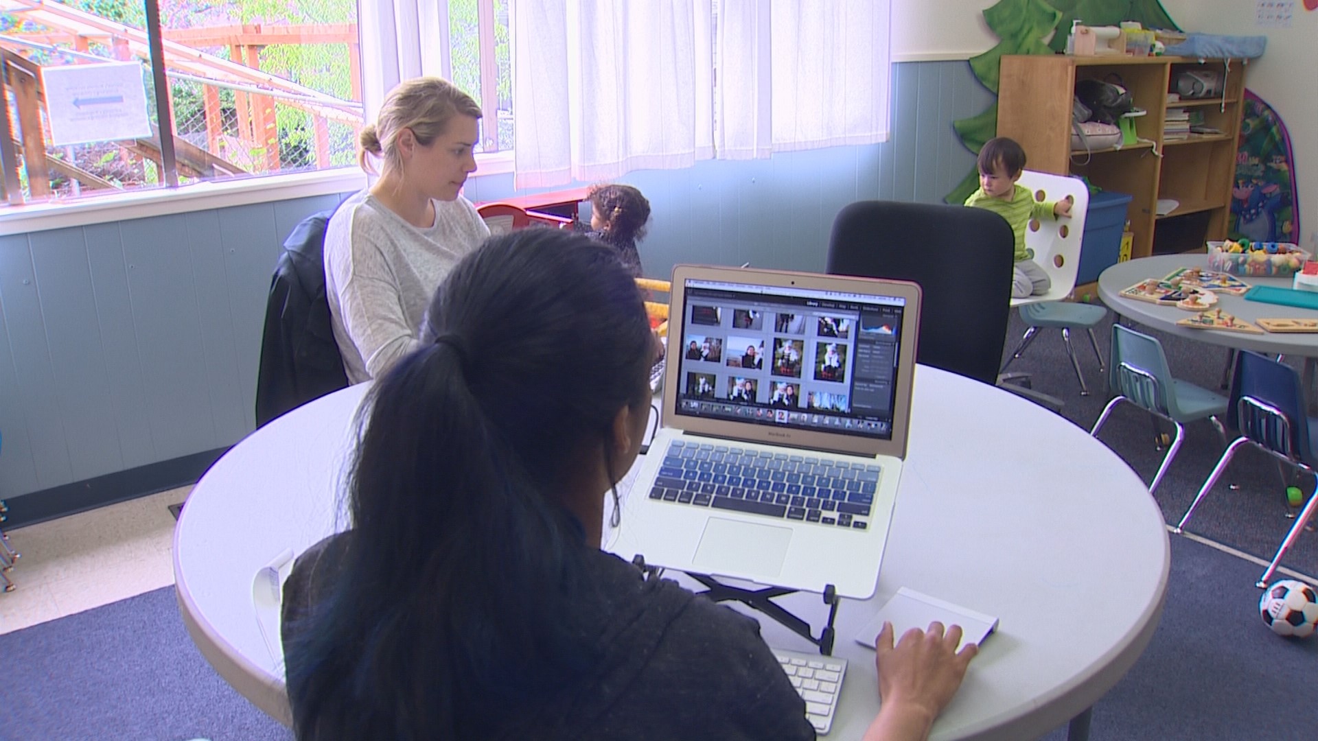 Seattle preschool allows moms and kids to work side-by-side | king5.com