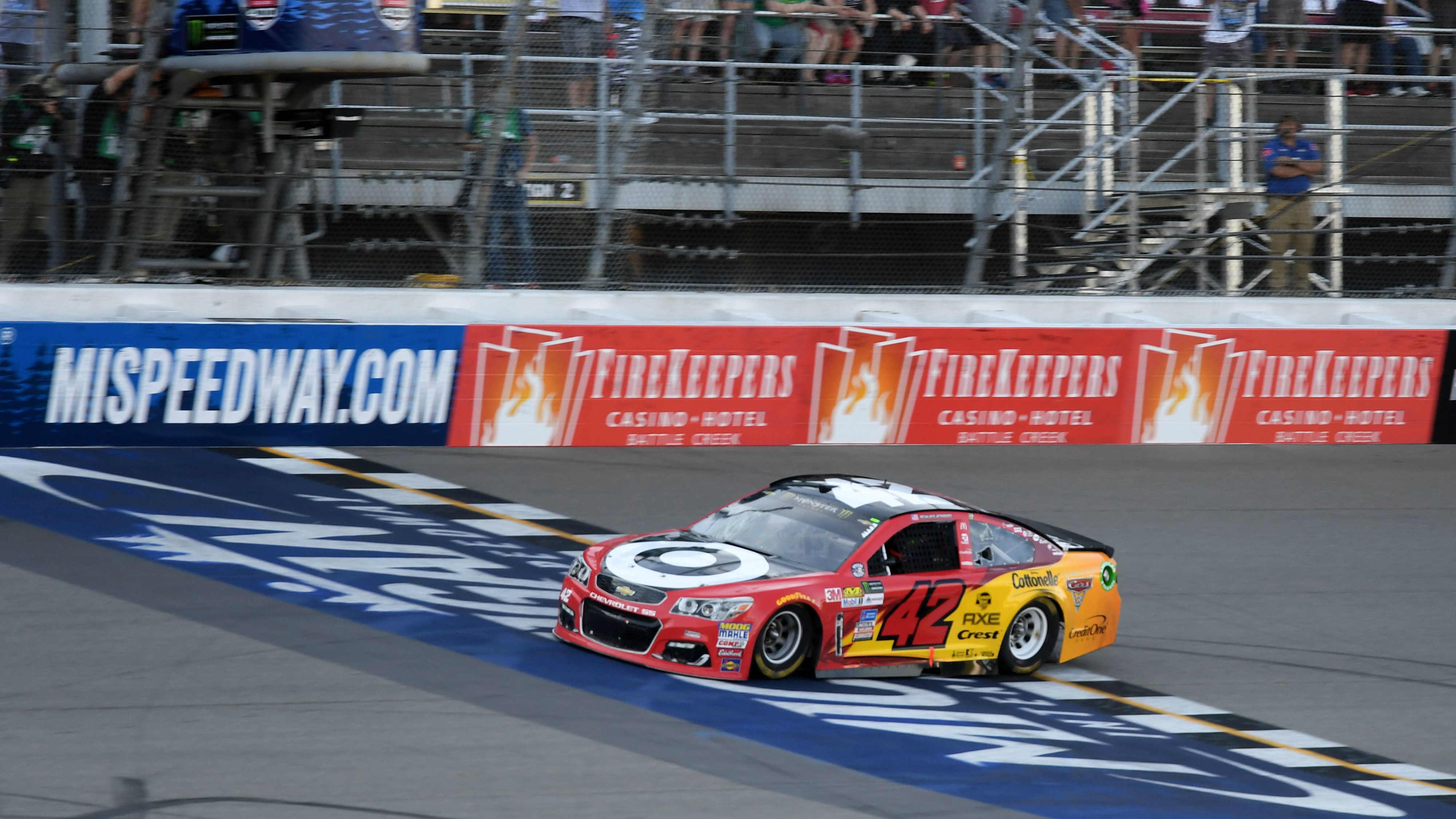 Larson outlasts Elliott at Michigan again | king5.com