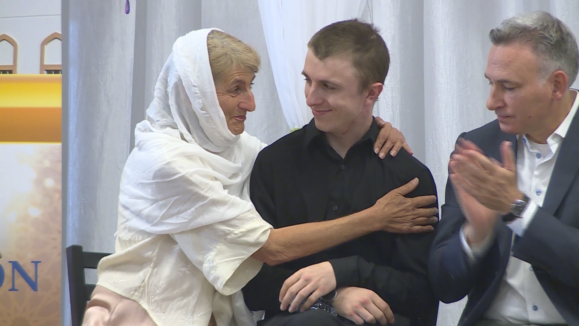 Portland train stabbing hero visits Redmond mosque | king5.com