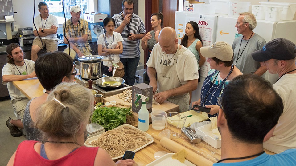 Bill Gates visits WSU's Burlington bread lab | king5.com
