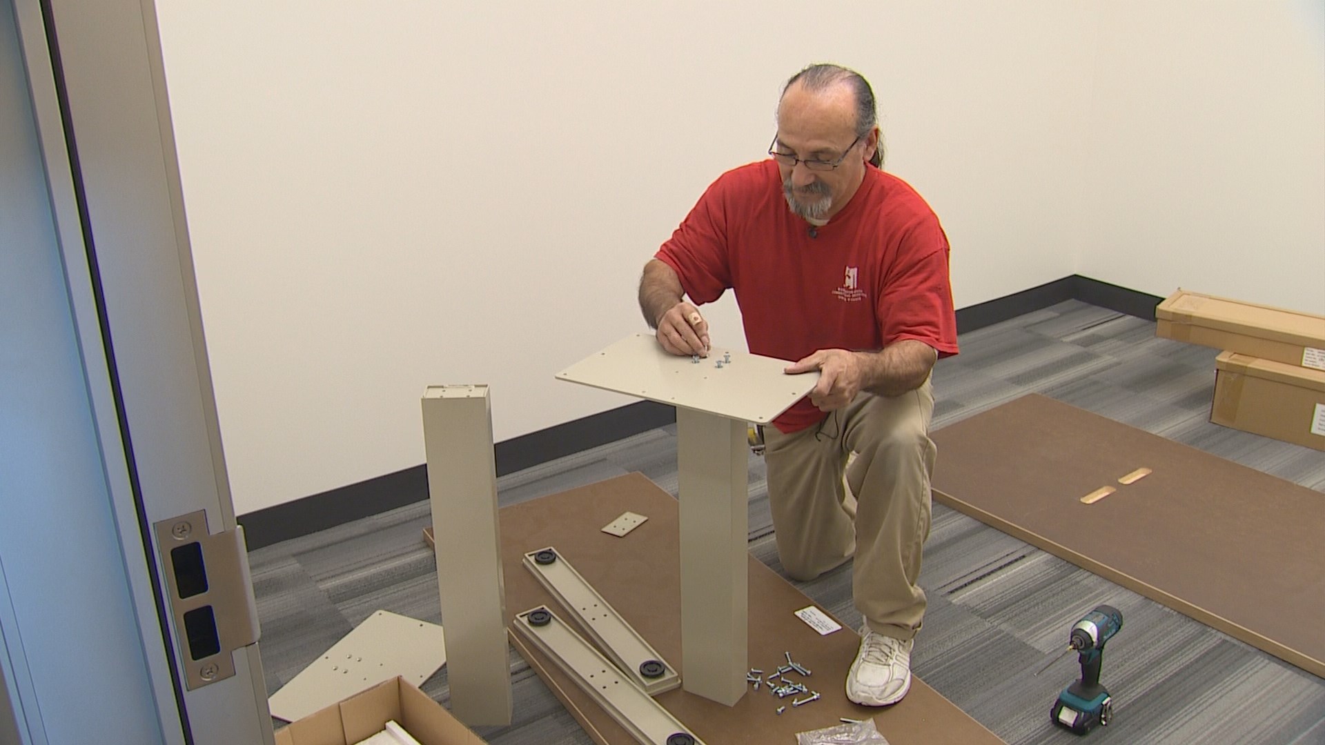 Inmates build desks for new state building | king5.com